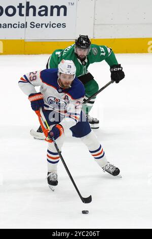 Dallas Stars center Colin Blackwell (15) attempts to shoot past ...
