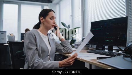 Female financial analyst discusses strategy of project with colleague ...