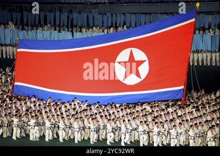 People carry a huge national flag and march to celebrate Pakistan's ...
