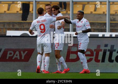 Pietro Comuzzo of ACF Fiorentina celebrates with team mates after ...