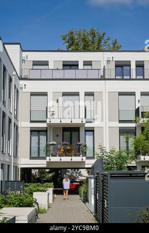 New buildings in the Lankwitz Court Gardens of Bonava, former studio ...