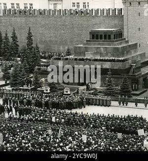 Funeral of Russian cosmonaut Yuri Gagarin: his wife Valentina, Moscow ...