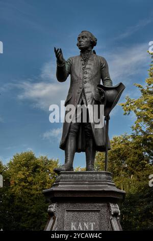 Statue von Immanuel Kant, Philosoph der Aufklärung, vor der Universität ...