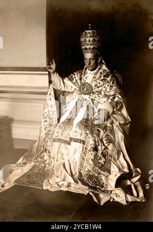 Pope crowned (Pius X Stock Photo - Alamy