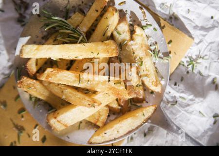 Presentation of a plate of homemade potato chips Stock Photo - Alamy