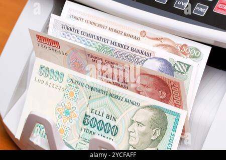 Old Turkish money - Lira in the counting machine Stock Photo - Alamy