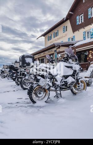 Parked motorcycle covered in snow Stock Photo - Alamy
