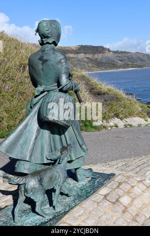 The statue of famous fossil hunter Mary Anning by Denise Dutton at Lyme ...