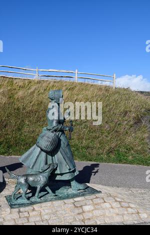 The statue of famous fossil hunter Mary Anning by Denise Dutton at Lyme ...
