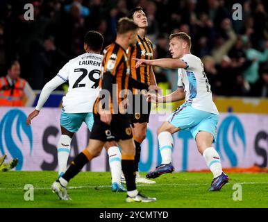 Zian Flemming of Burnley scores to make it 0-1 during the Premier ...
