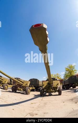 The 152-mm howitzer 2A65 Msta-B is a Russian self-propelled artillery ...