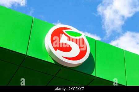 Logo of supermarket Pyaterochka against the blue sky background. Russia ...