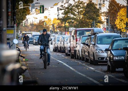 Berlin Charlottenburg Kantstraße, Verkehr, Straßenverkehr, Radfahrer ...
