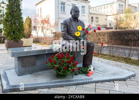 Monument to the famous Russian film director Eldar Ryazanov Stock Photo ...