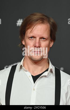 Schauspieler Peter Eberst posiert vor der Verleihung des NRW ...