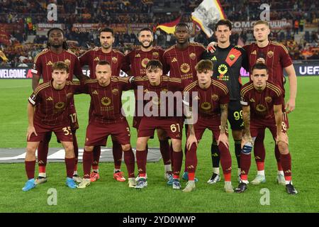 Roma team players pose for a group photo during the Europa League ...