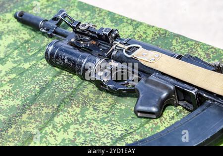 Russian rifle with under-barrel grenade launcher Stock Photo - Alamy