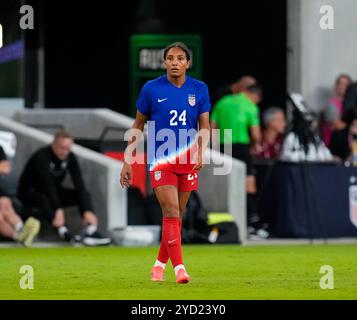 United States forward Yazmeen Ryan (22) tries to hold off Japan ...