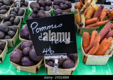Organic produce sold at farmers market Stock Photo - Alamy