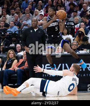 Minnesota Timberwolves guard Donte DiVincenzo (0), middle, and Detroit ...