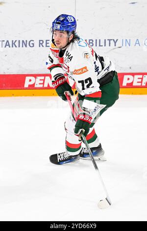 Riley McCourt (Augsburger Panther, #72) in Diskussion mit ...