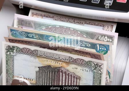 Old Yemeni rial in a counting machine Stock Photo - Alamy