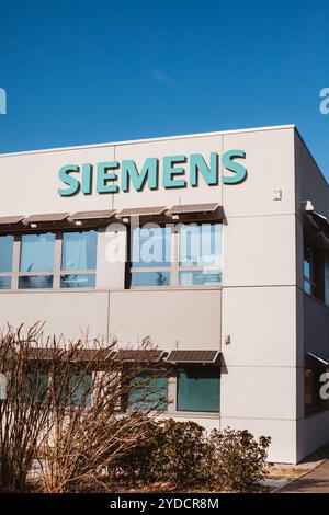 Siemens Company logo at its building Stock Photo - Alamy