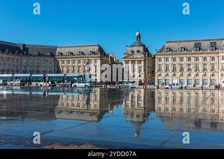 Mirror fountain in Bordeaux, France Stock Photo - Alamy