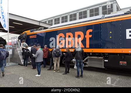 Stadler Class 99 dual-mode electro-diesel loco built for GB Rail ...