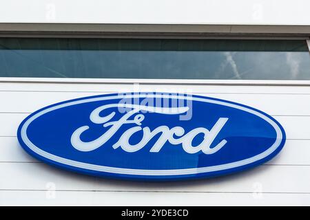 Ford brand logo on bright blue sky background Stock Photo - Alamy