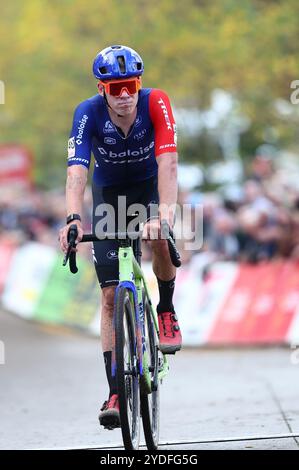 Dutch Pim Ronhaar crosses the finish line at the elite men's race of ...