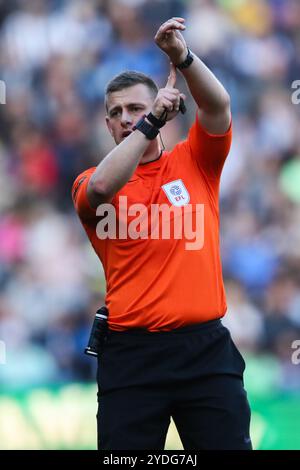 Referee Josh Smith during the Sky Bet Championship match Sheffield ...