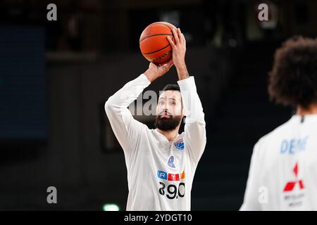 Martin Breunig (Veolia Towers Hamburg, #13) with a layup against Alex ...