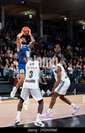 Martin Breunig (Veolia Towers Hamburg, #13) with a layup against Alex ...