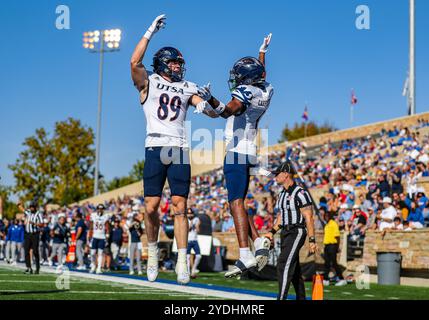 UTSA tight end Patrick Overmyer (9) is tackeld by Charlotte defensive ...