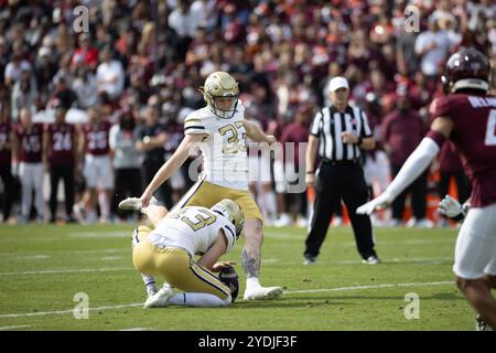 Georgia Tech place kicker Aidan Birr (33) reacts after kicking the game-winning 55-yard field ...
