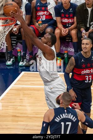 Cleveland Cavaliers forward Evan Mobley (4) dunks in front of Dallas ...