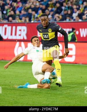 Zweikampf, Aktion Jamie Bynoe-Gittens Borussia Dortmund BVB (43) gegen Luca Kerber 1. FC ...