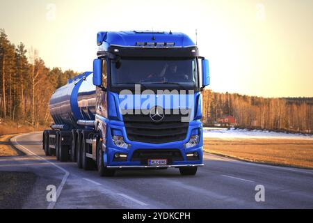 2019 Blue Mercedes Benz Actros G4s Diesel 7698 cc armoured security van ...