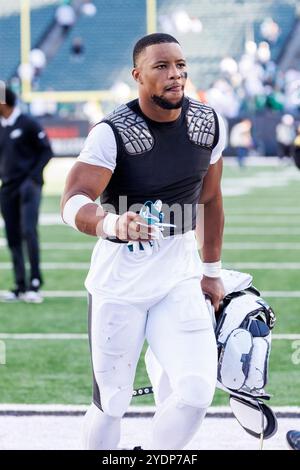 Philadelphia Eagles running back Saquon Barkley warms up before an NFL ...