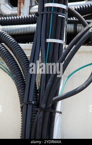 Bundles of power transmission lines Stock Photo - Alamy