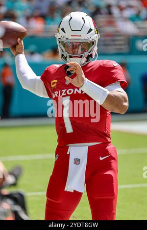 Arizona Cardinals' Kyler Murray warms up before an NFL football game ...