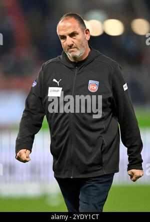 vor Spielbeginn: Trainer Coach Frank Schmidt 1. FC Heidenheim 1846 FCH ...
