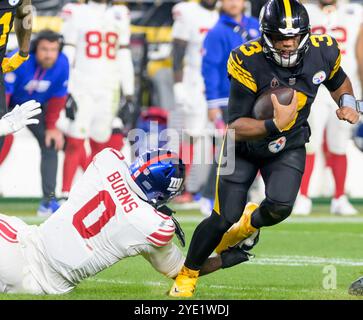 New York Giants linebacker Brian Burns (0) runs onto the field with ...