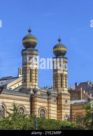 View of the Dohany Street Synagogue, the largest synagogue in Europe ...