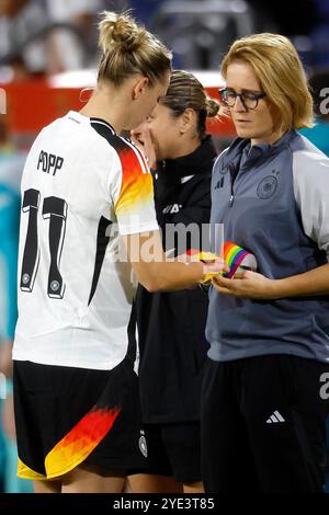 Saskia Bartusiak (Deutschland, Co-Trainerin) und Giulia Gwinn ...