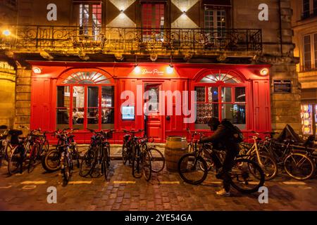 Bordeaux, October 23rd 2024: City nightlife Stock Photo - Alamy