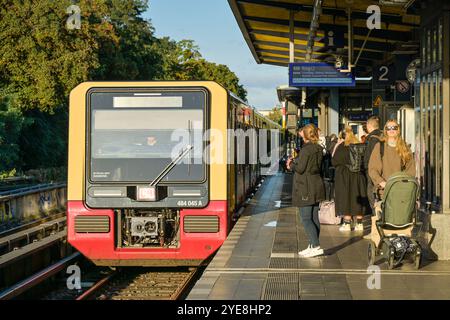 Ringbahn, Bahnhof Bundesplatz, Friedenau, Tempelhof-Schöneberg, Berlin ...