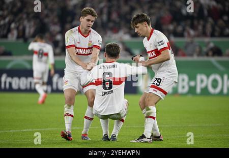 Ramon Hendriks (VfB Stuttgart, #03) im Zweikampf, Kampf um den Ball mit ...