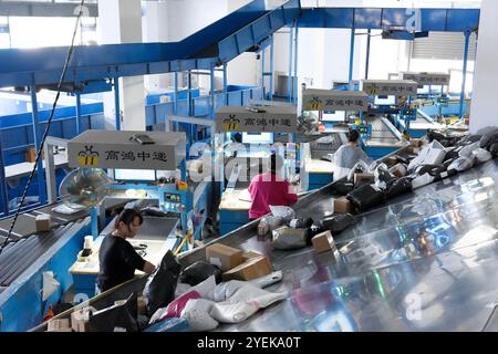 The staff is sorting the express parcels in the workshop of Lianyungang ...
